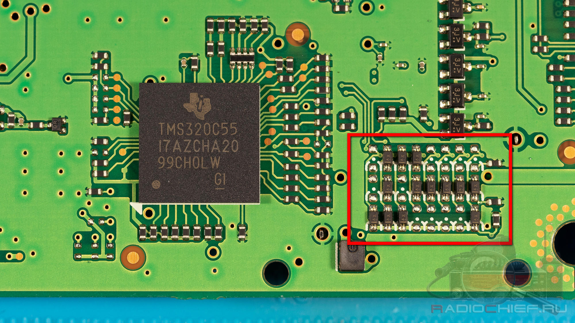 Dentro del Icom IC-705 + MARS MOD (abierto para transmitir ...